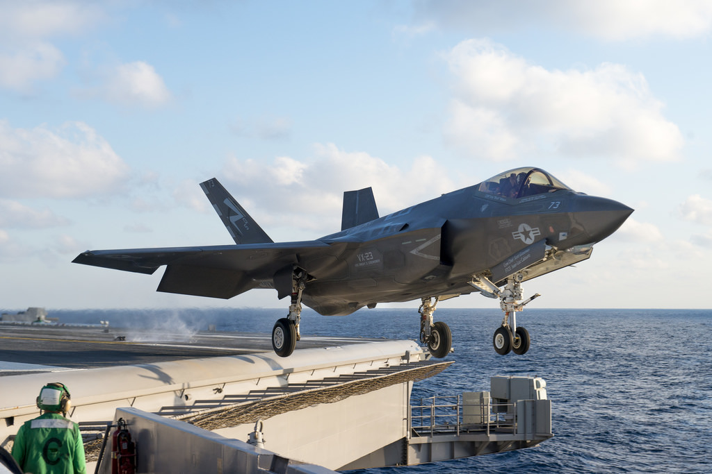 Le porte-avions USS Einsenhower embarque ses premiers F-35C Lightning ...