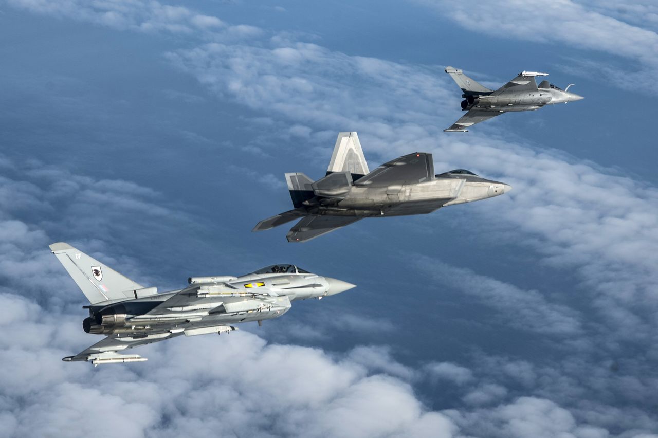 Les trois meilleurs avions de combat dans une formation unique ...