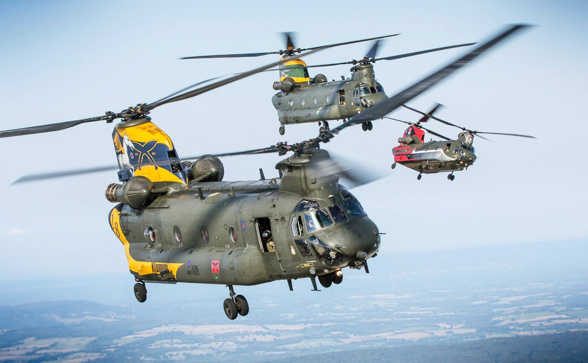 Trois Chinook britanniques hauts en couleurs ! — avionslegendaires.net