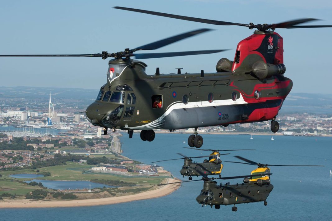 Trois Chinook britanniques hauts en couleurs ! — avionslegendaires.net