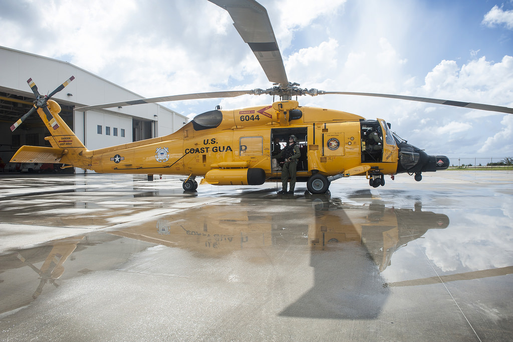 L'US Coast Guard déploie un MH-60 Jayhawk jaune aux îles Turks-et ...
