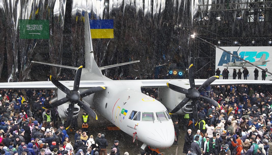 L'avionneur ukrainien Antonov dévoile son An-132 - avionslegendaires.net