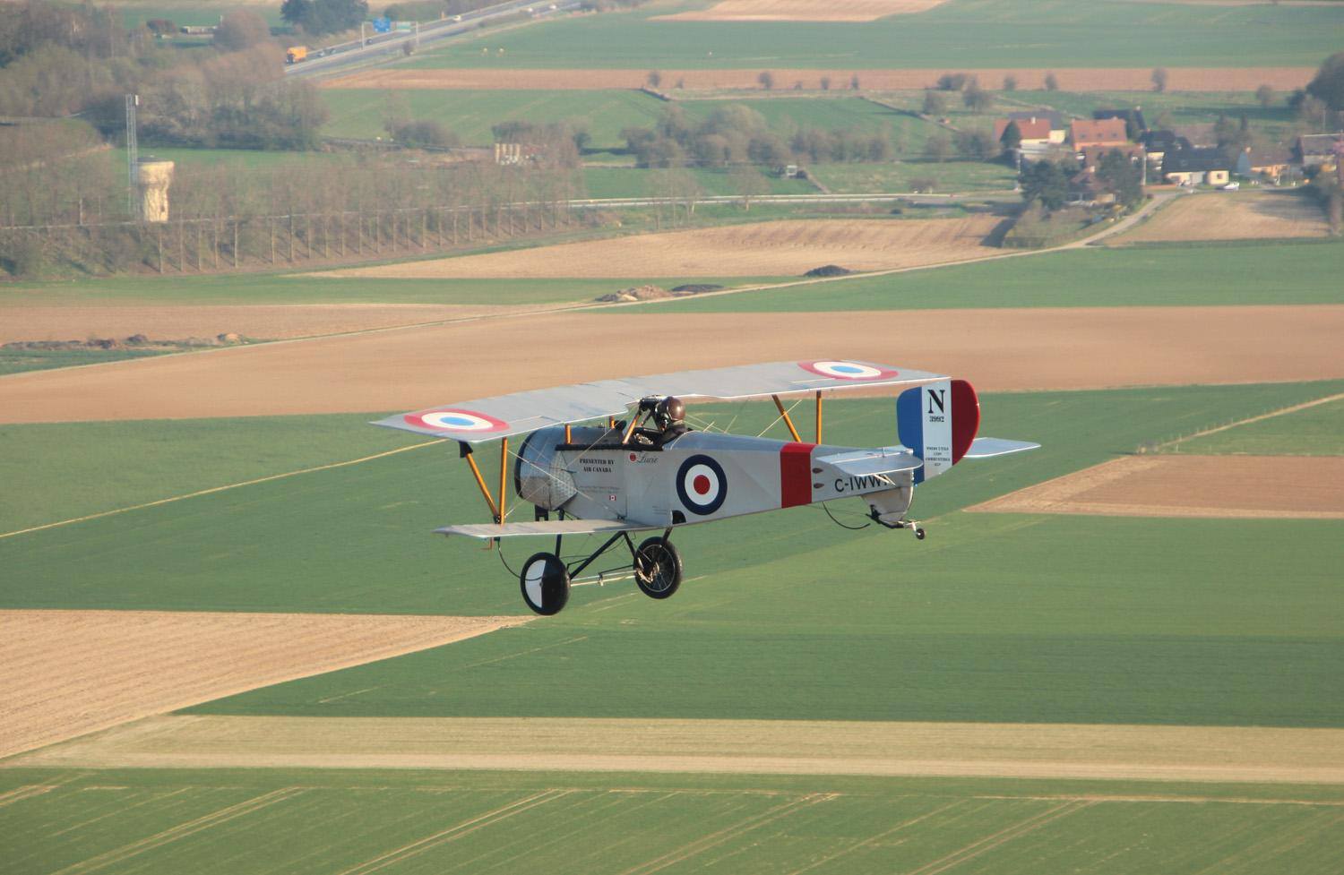 Des biplans canadiens survolent le site du centenaire de la bataille de ...