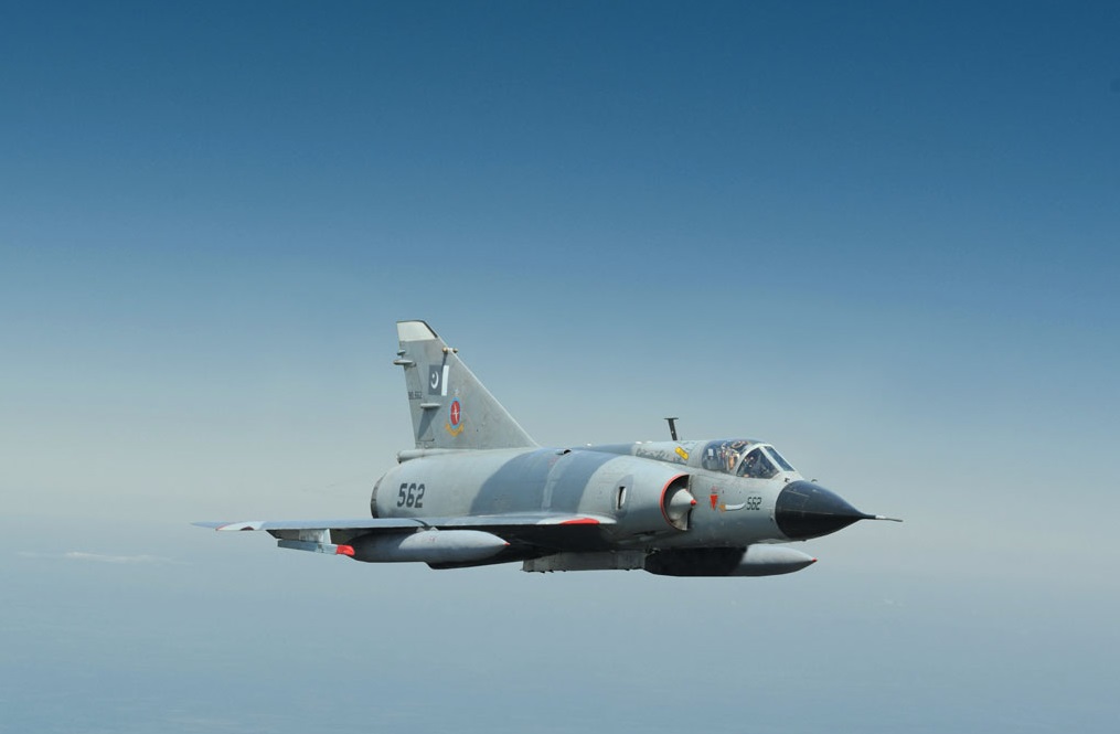 Un Mirage III pakistanais s'écrase, son pilote s'éjecte ...