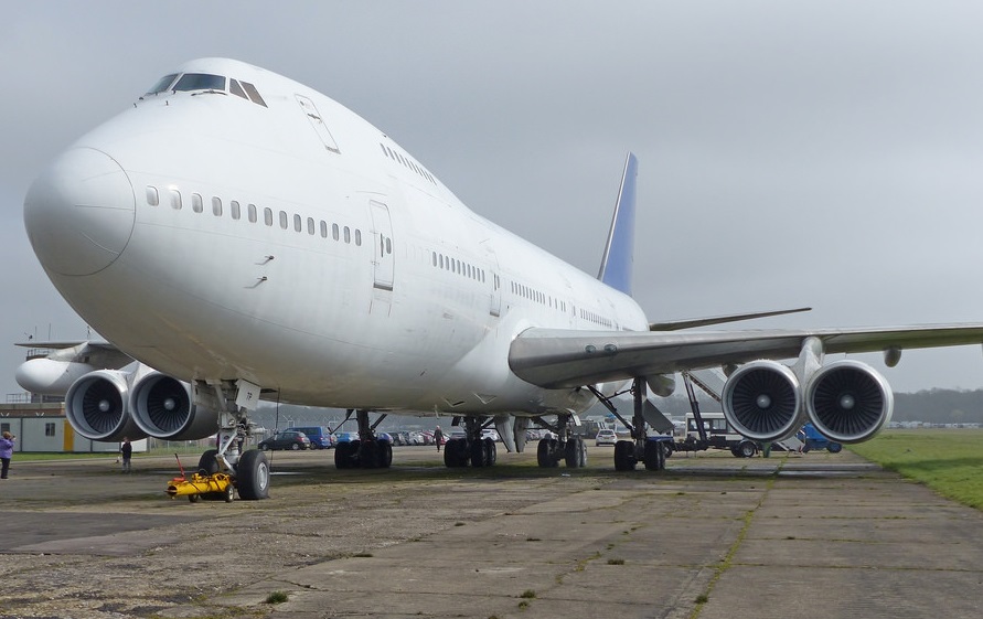 Y aurait-il comme un air de famille entre ce Boeing 747 et un B-52 ...