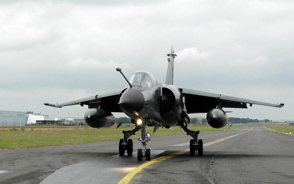 Un Mirage F1-CT fait sa rentrée des classes à Morlaix ...