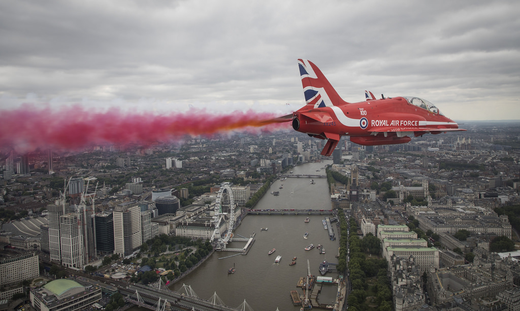 Les Red Arrows honorent le centenaire de la Royal Air Force ...