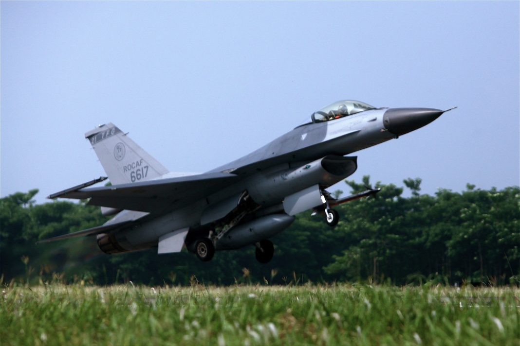 Lockheed-Martin livre le premier F-16V Viper taïwanais - avionslegendaires.net