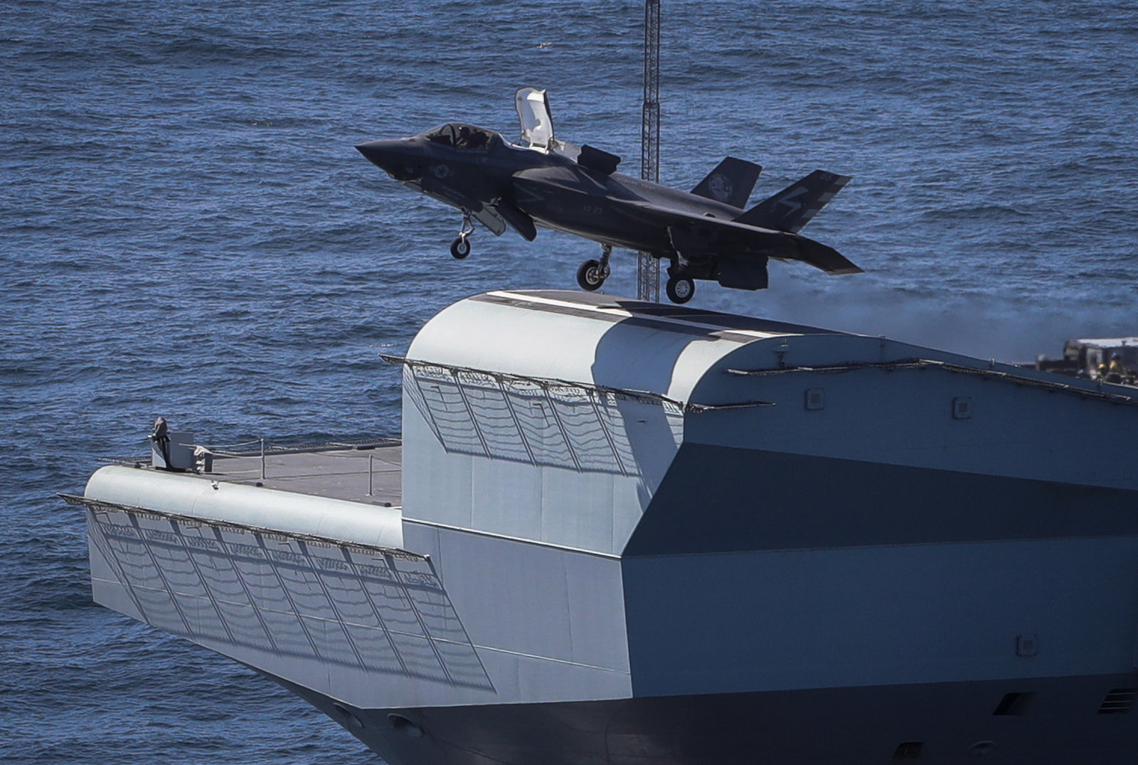 Premier appontage-décollage d'un F-35B Lightning II sur le HMS Queen ...