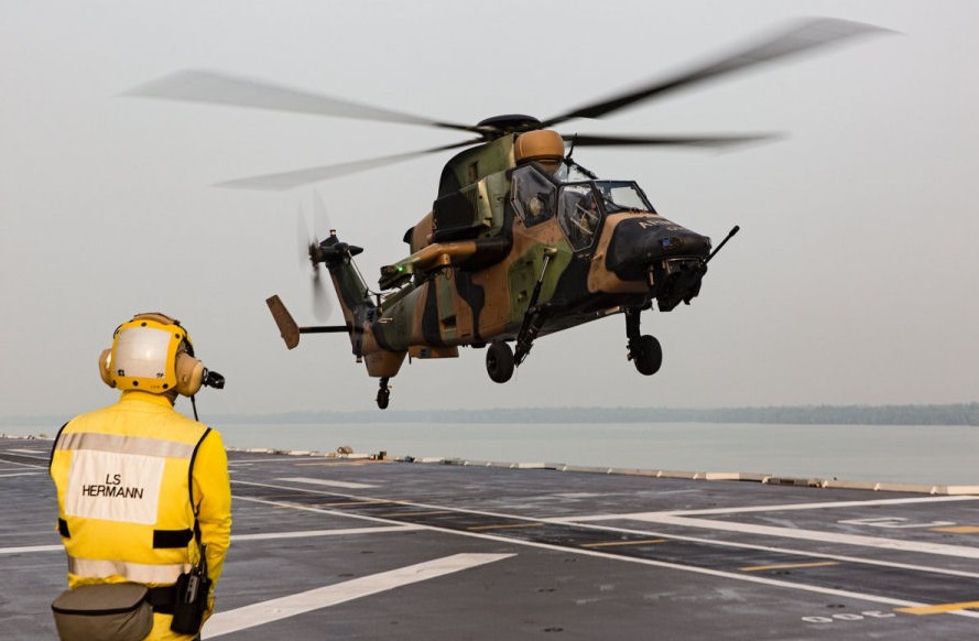 Un Eurocopter Tiger ARH a été ciblé par des faisceaux laser en mer de ...