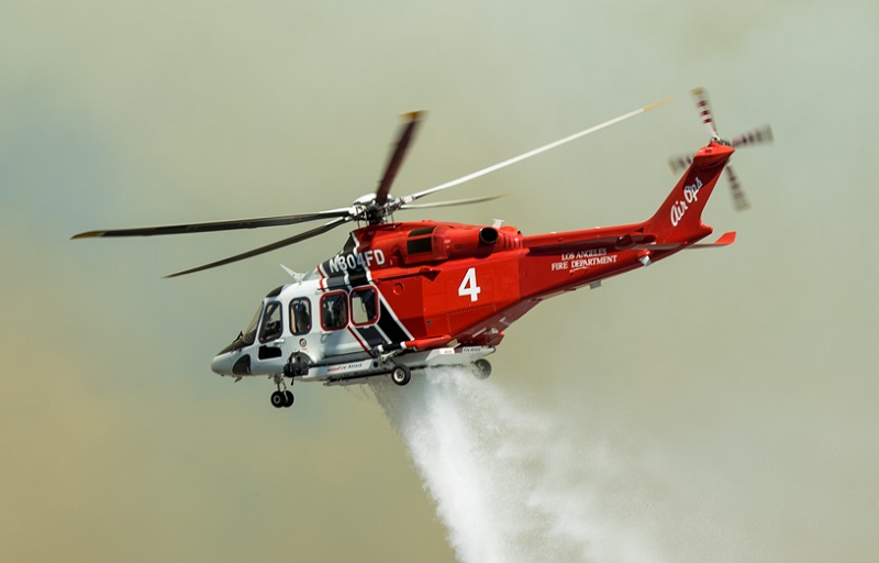 Des hélicoptères des pompiers de Los Angeles éteignent un feu à ...