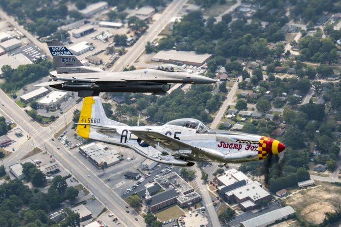 Deux générations de Swamp Fox réunies ! — avionslegendaires.net