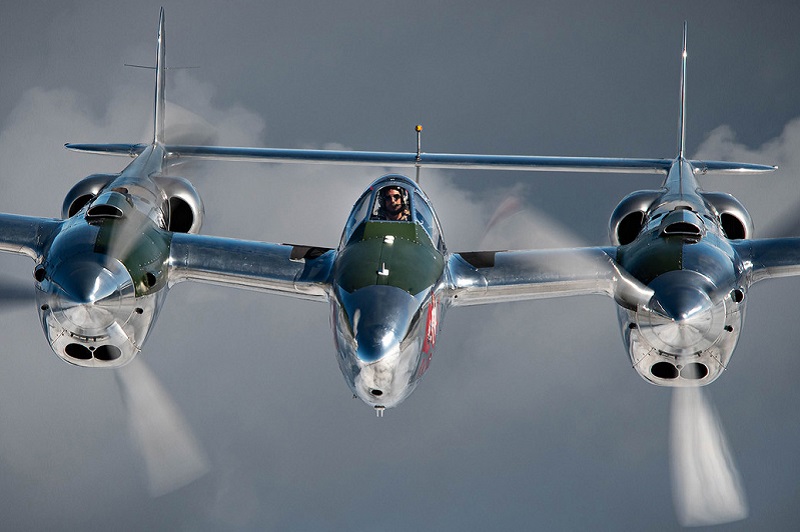 Un diable à queue fourchue au-dessus des nuages. — avionslegendaires.net