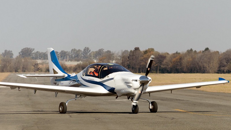 Le programme de l'avion d'entraînement argentin FAdeA IA-100 ...