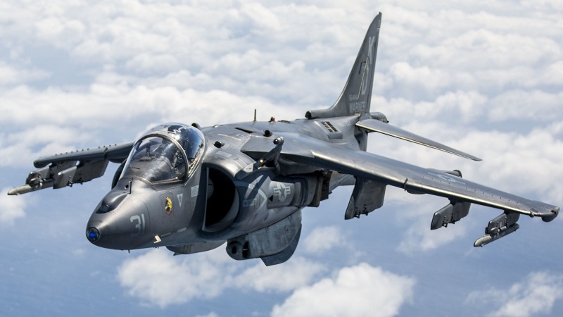 Passage à la pompe avec un AV-8B Harrier II. — avionslegendaires.net