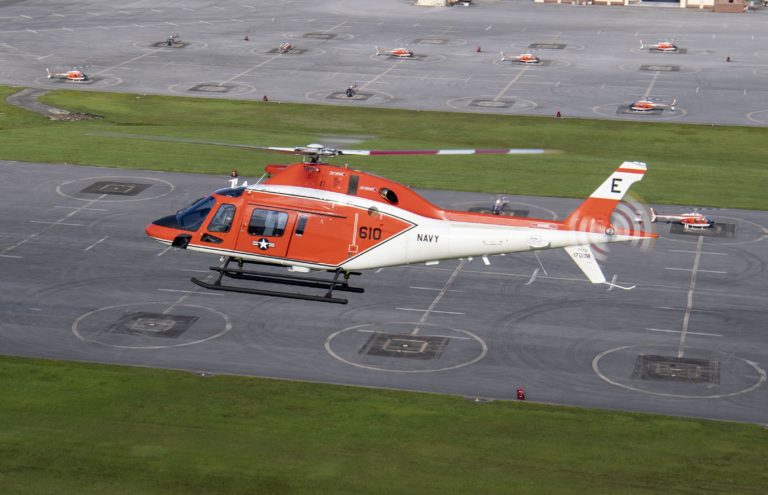 Arrivée du premier TH-73 Thrasher à NAS Whiting Field ...