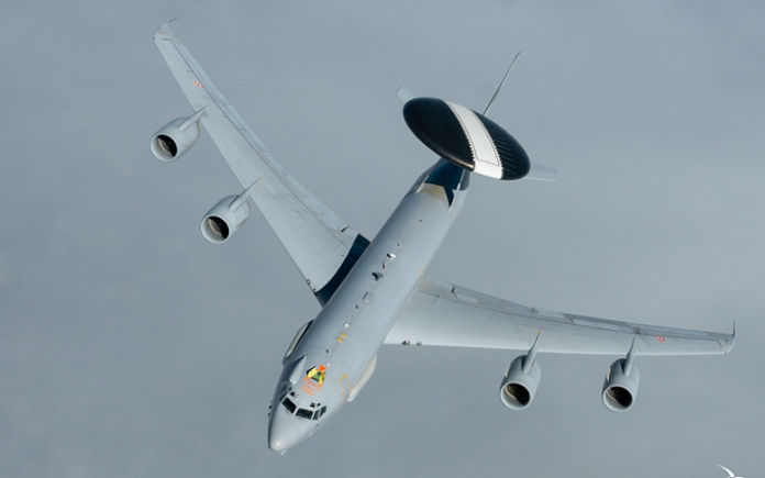 Un invité de marque à bord d'un AWACS français. - avionslegendaires.net