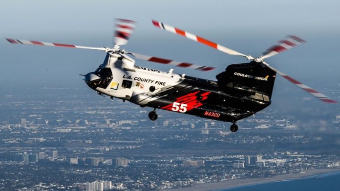 Les pompiers de Los Angeles exploitent un Chinook bombardier d'eau ...