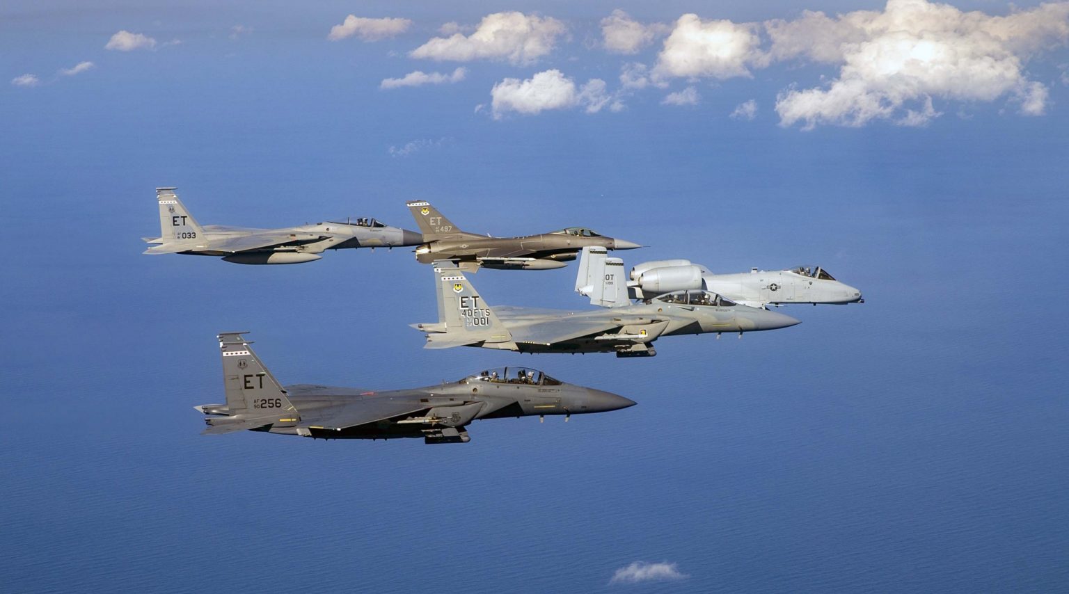 Le 40th Flight Test Squadron comme à la parade. — avionslegendaires.net