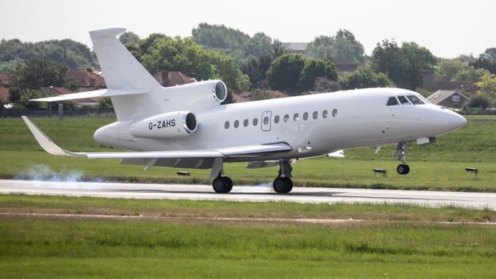 Le Dassault Aviation Falcon 900LX est baptisé Envoy IV dans la Royal ...