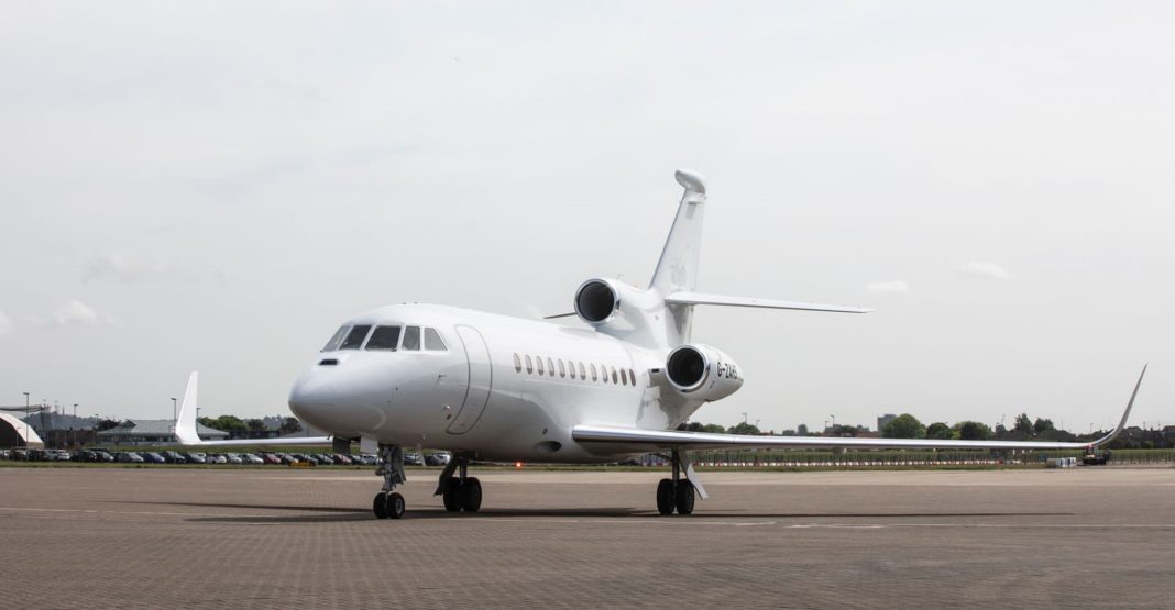 Le Dassault Aviation Falcon 900LX est baptisé Envoy IV dans la Royal ...