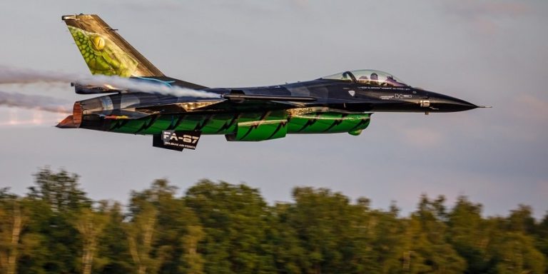 Nouvelle livrée et nouveau pilote pour le F-16 Solo Display belge ...