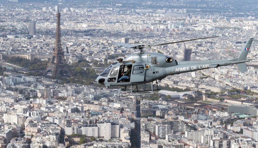 Un Fennec de l'EH 3/67 Parisis accueille le All Blacks Richie McCaw ...