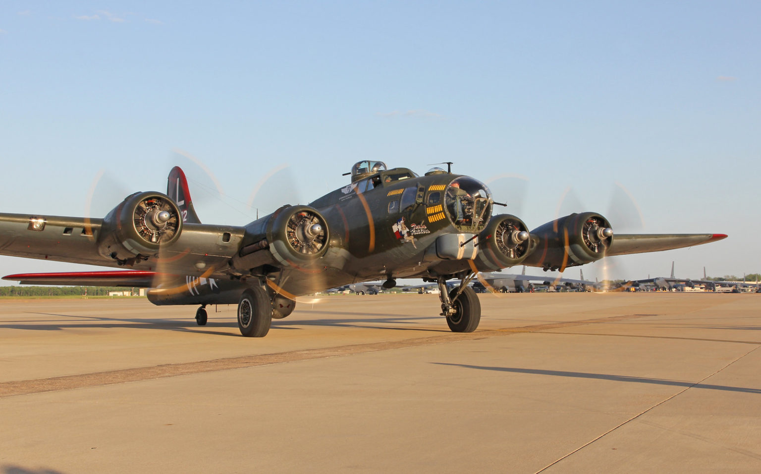 Collision en plein vol entre un B-17 Flying Fortress et un P-63 ...