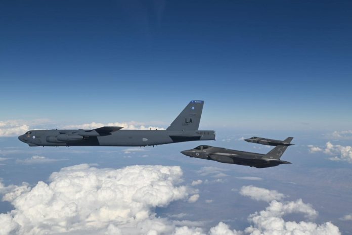 B-52H Stratofortress et F-35I Adir en exercice dans le ciel d'Israël. — avionslegendaires.net
