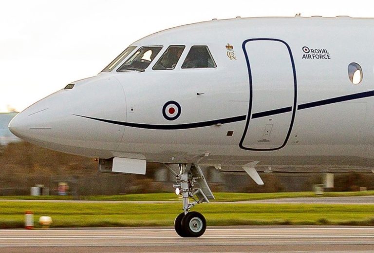 La Royal Air Force dévoile la livrée de ses Dassault Aviation Envoy IV ...