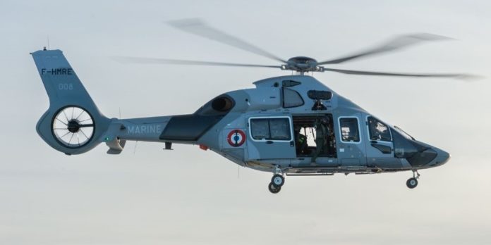 Les équipages d'Airbus Helicopters H160 de la Marine Nationale en exercice d'hélitreuillage ...