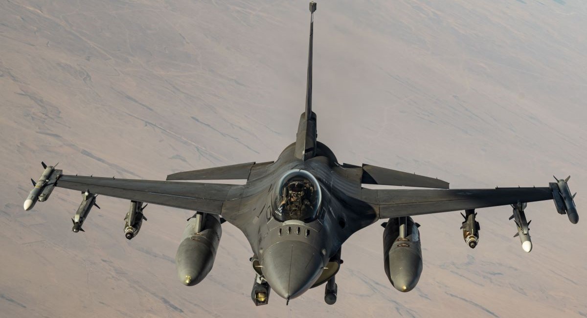 Un F-16 Fighting Falcon avec des arguments massues ! — avionslegendaires.net