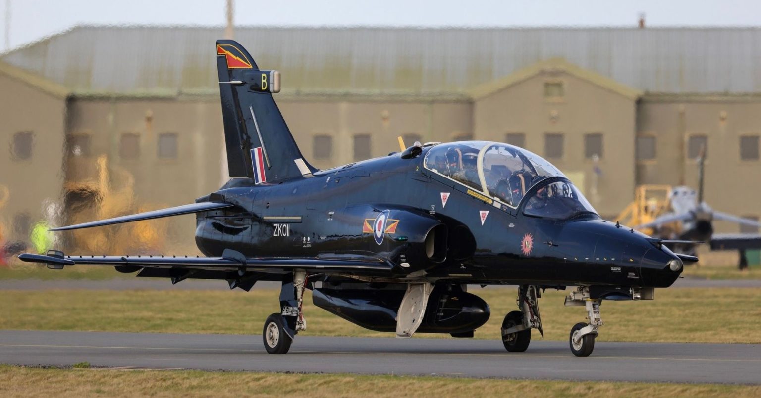 Reprise des vols de Hawk T2 dans la Royal Air Force ...