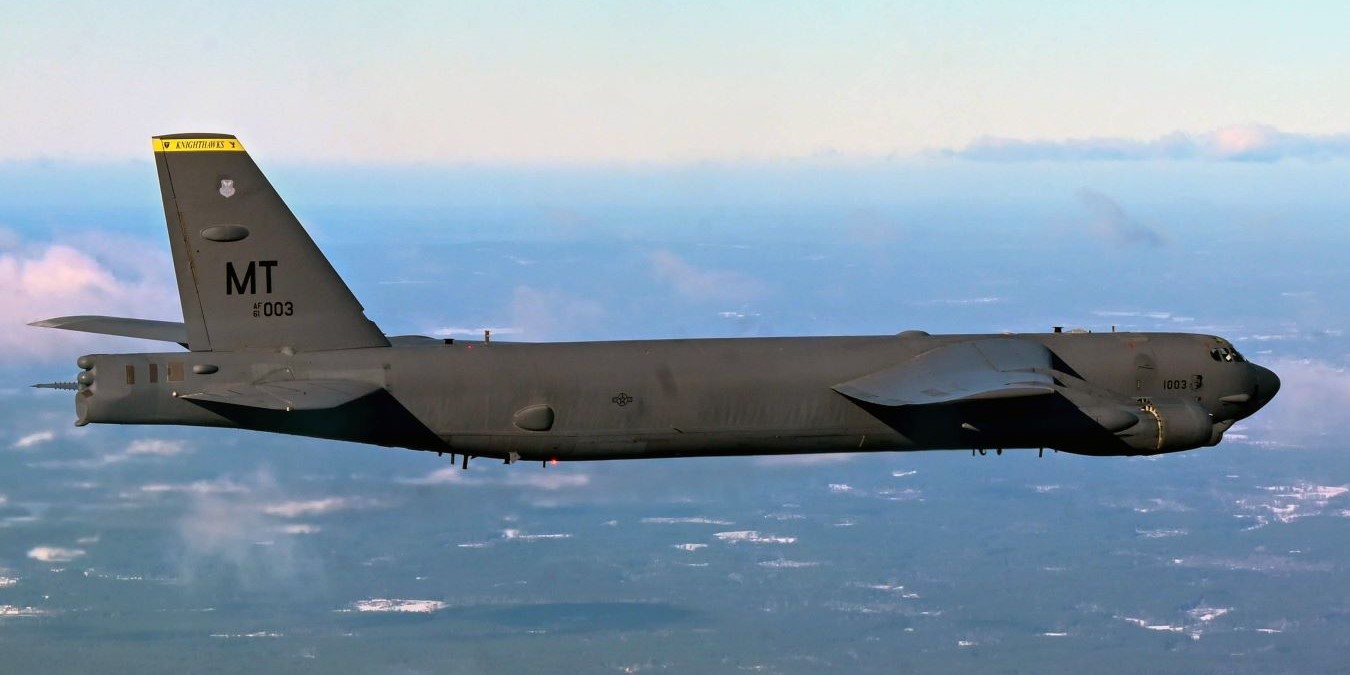 Des B-52H Stratofortress volent aux abords de l'Ukraine. — avionslegendaires.net