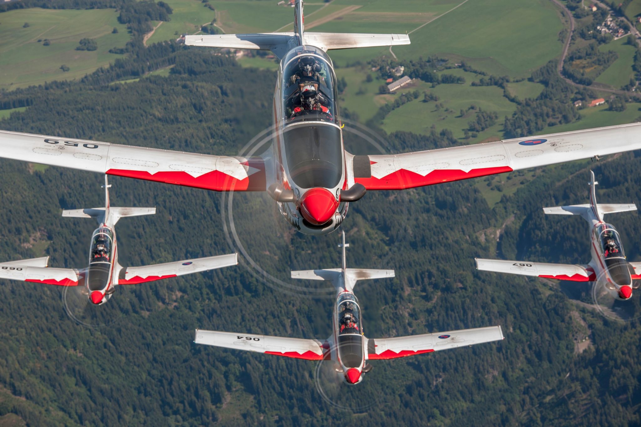 En tête à tête avec les Krila Oluje. — avionslegendaires.net