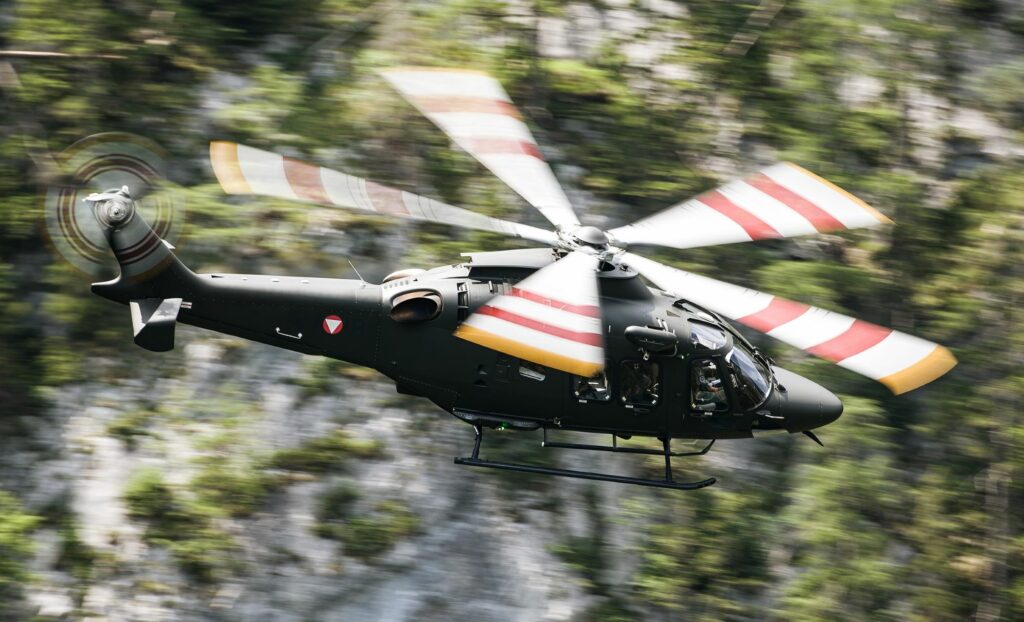 Petit à petit l'AW.169M Lion pousse l'Alouette III vers la sortie. — avionslegendaires.net