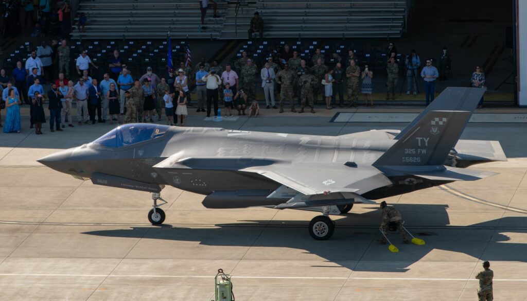 325th Fighter Wing : du F-22A Raptor au F-35A Lightning II. — avionslegendaires.net
