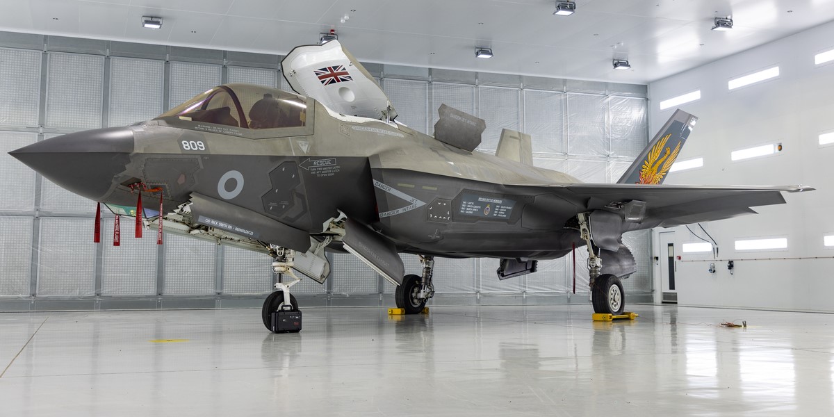 Avec le N°809 Naval Air Squadron c'est la chasse embarquée britannique ...