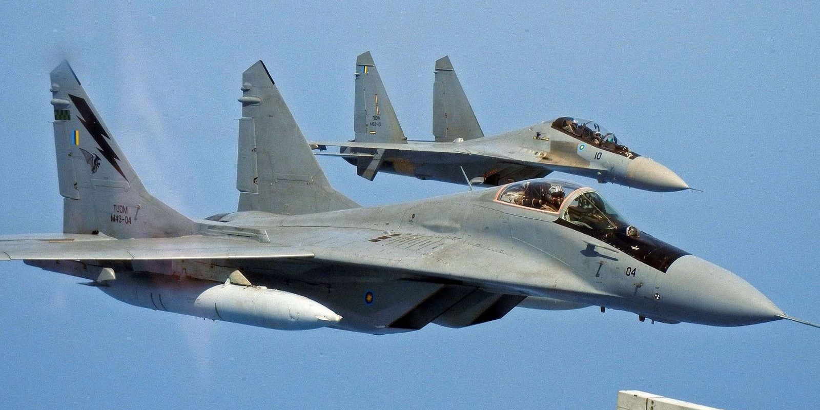 MiG-29 Fulcrum et Su-30 Flanker-C en vol de conserve ...