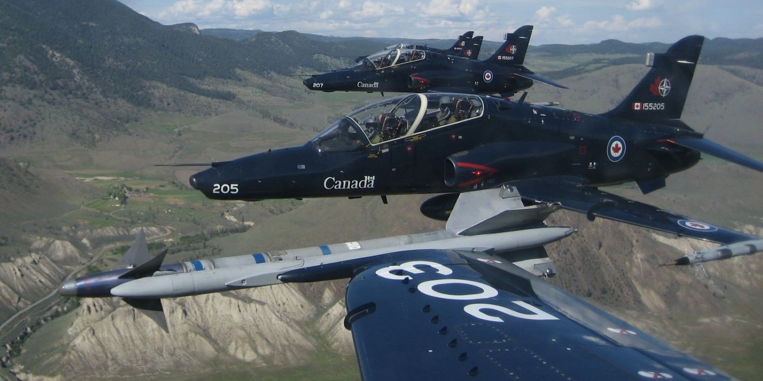 Le futur CF-35 Lightning II pousse le CT-155 Hawk vers la sortie ...