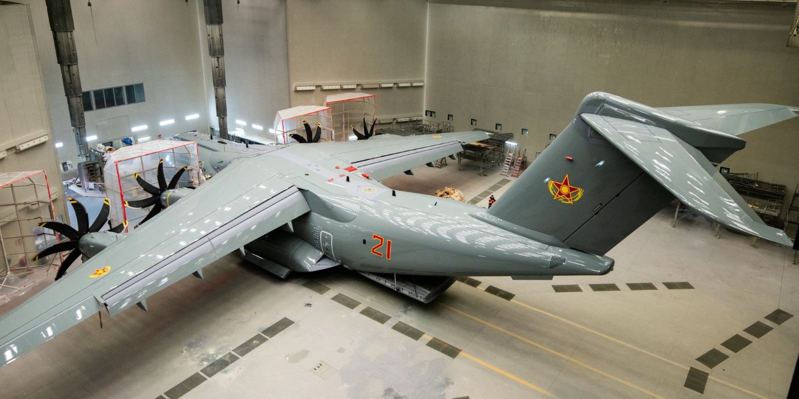 Airbus Defence présente le premier A400M Atlas kazakh ...