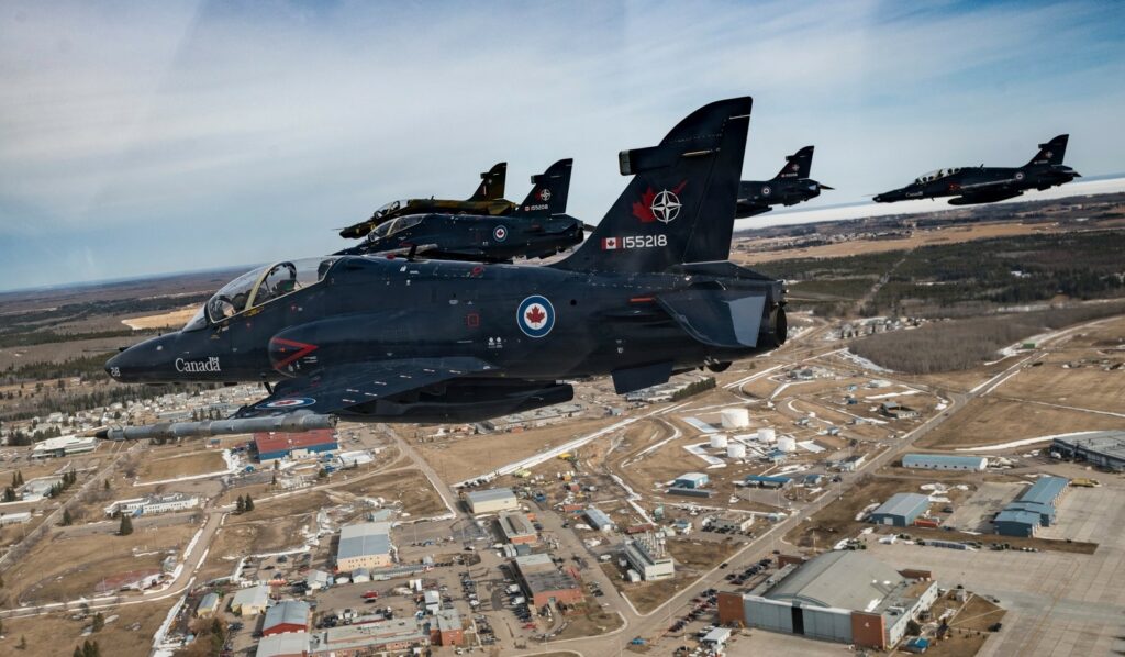 À 50 ans le BAe Hawk demeure le jet d'entraînement de référence ...