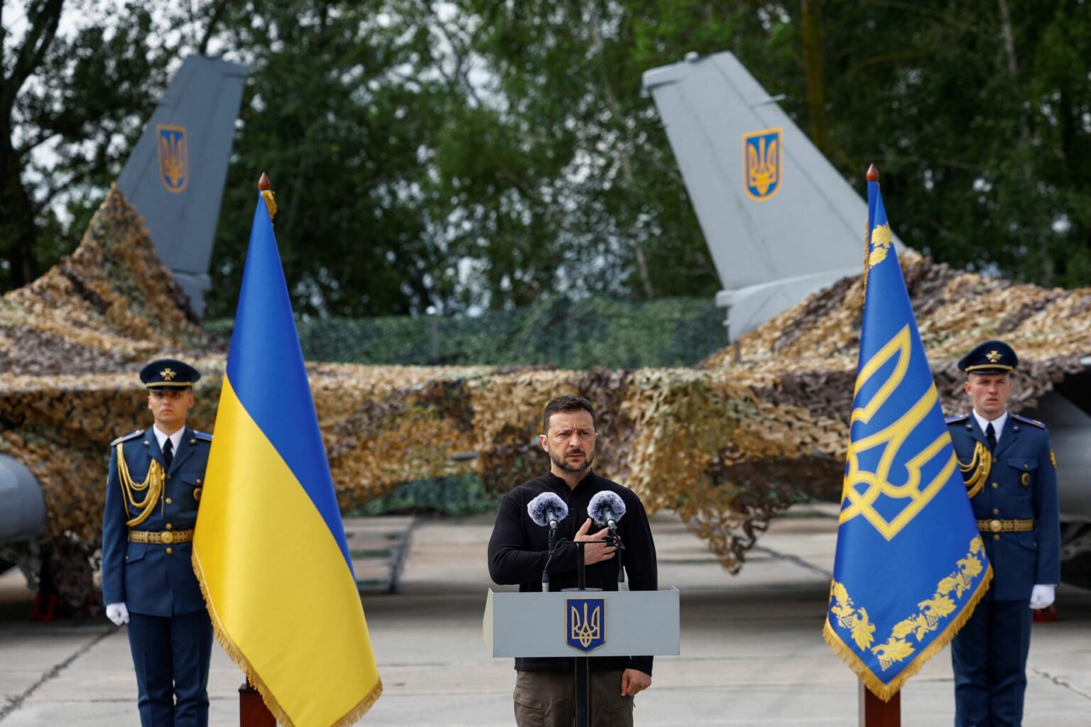 Présentation officielle des F-16 Fighting Falcon par l'Ukraine ...