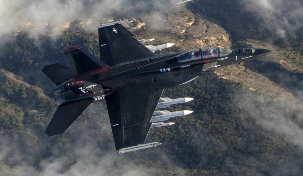 Avec l'AIM-174B Standard l'US Navy réinvente l'AIM-54 Phoenix ...