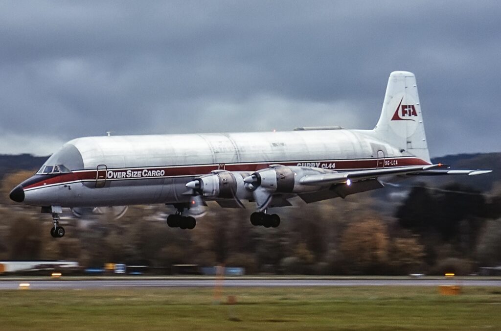 Premier vol du Canadair CL-44, il y a 65 ans — avionslegendaires.net