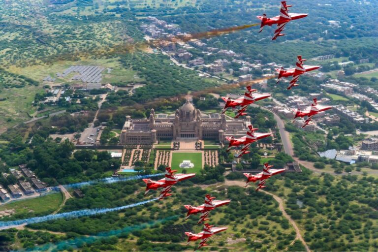 Les Surya Kiran fêtent leurs 10 ans sur Hawk Mk.132 ...