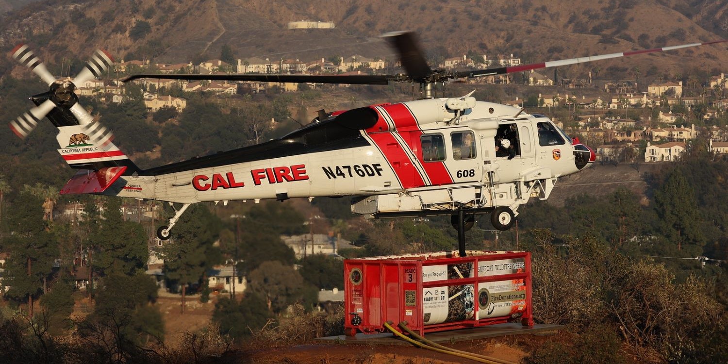 Firehawk californien en vol stationnaire. — avionslegendaires.net