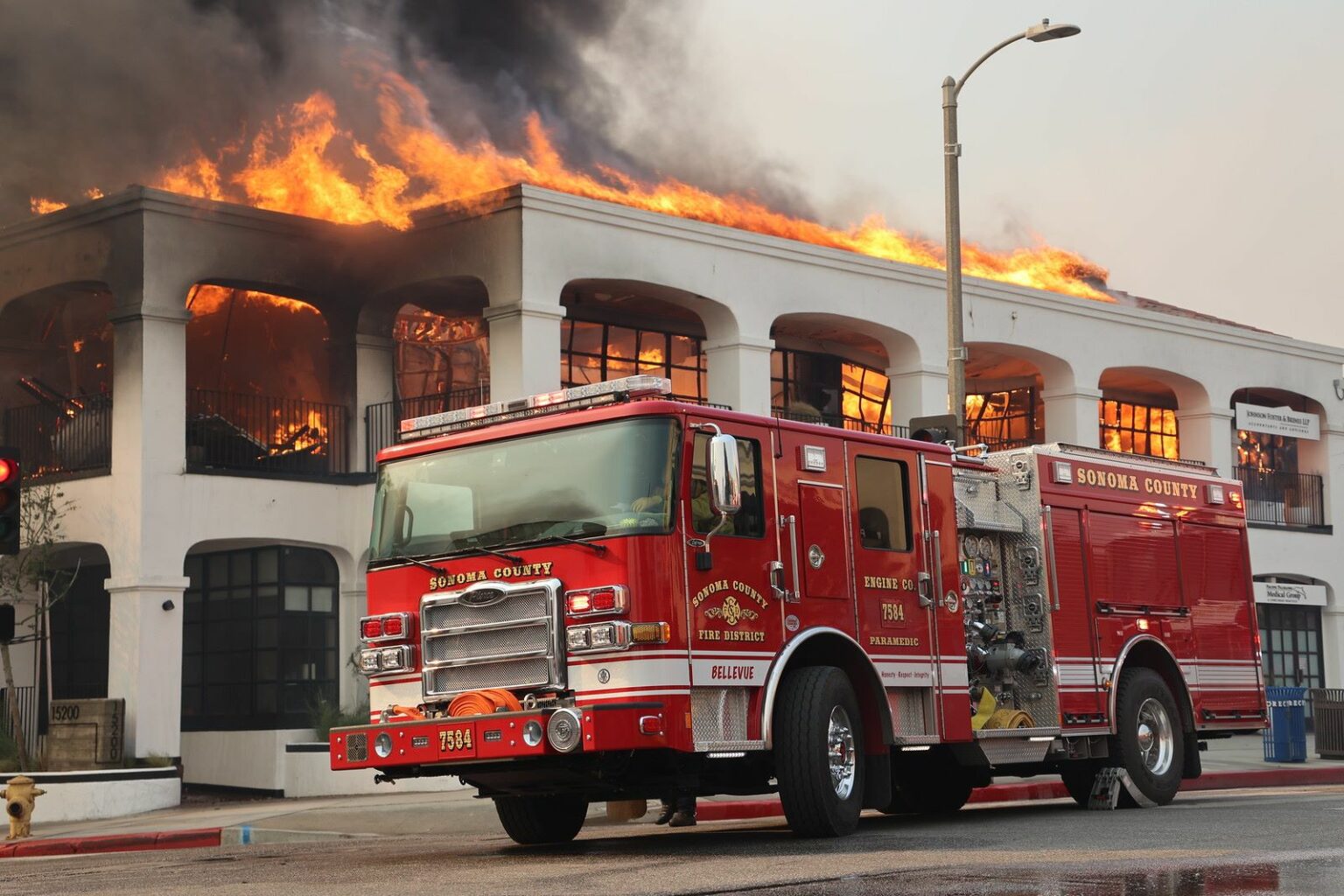 À Los Angeles les bombardiers d'eau attaquent le feu même en pleine ...