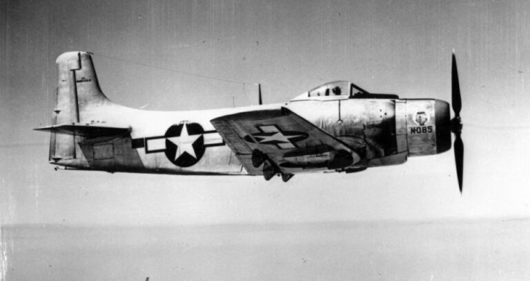 Il y a 80 ans volait le Douglas XBT2D, prototype du mythique Skyraider ...