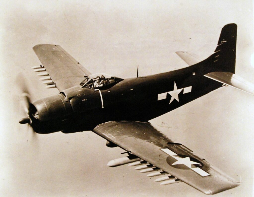 Il y a 80 ans volait le Douglas XBT2D, prototype du mythique Skyraider ...